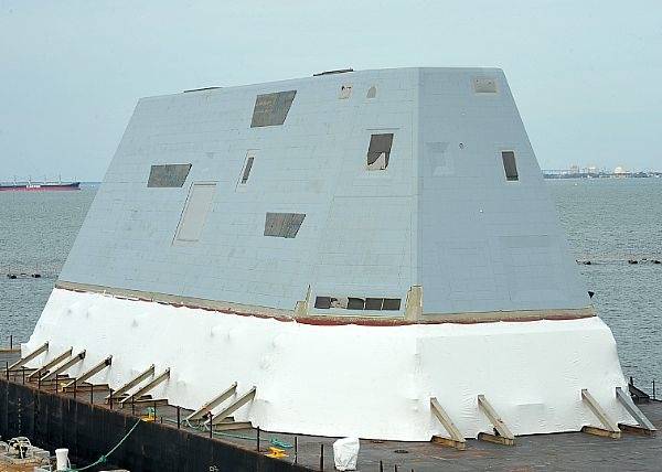 'Zumwalt' (DDG 1000) Deckhouse Module Installed