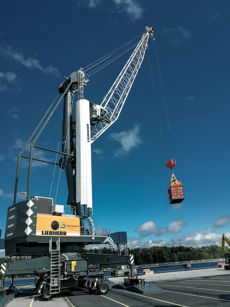 Port of Södertälje Runs the Liebherr MHC with Fossil-Free Diesel