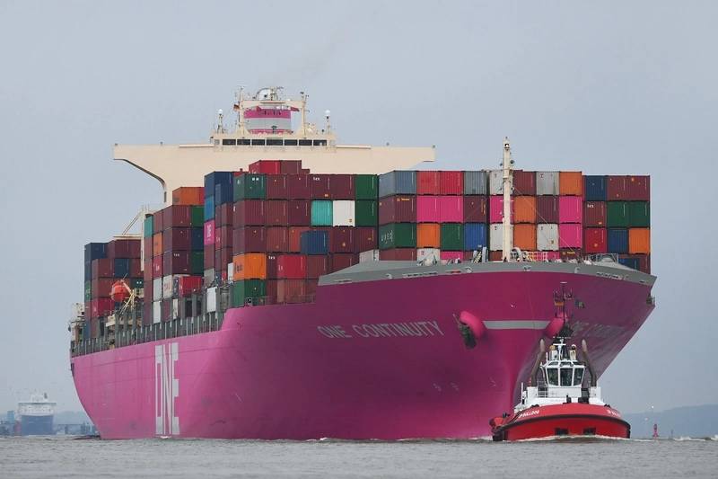 ‘Pink Lady’ in the Port of Hamburg